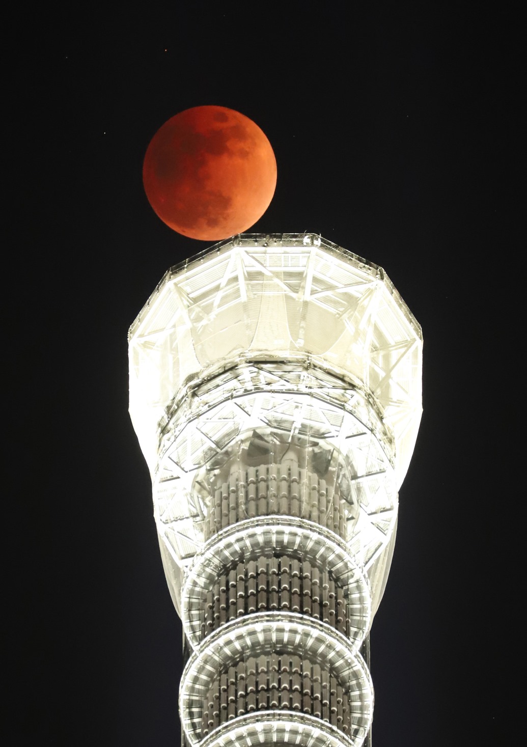 Tokyo’s View of the Total Lunar Eclipse | JAPAN Forward