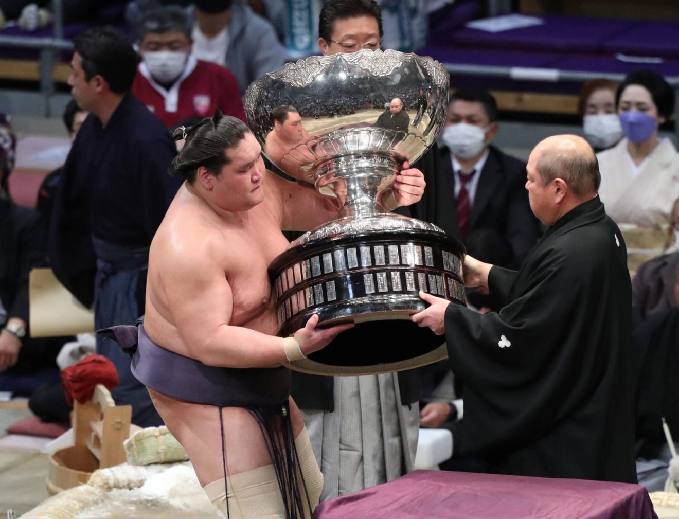 SUMO | Perfect Finish: Terunofuji Defeats Takakeisho to Close Out the ...