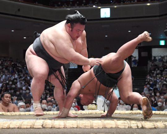 SUMO | Top Maegashira Tobizaru Upsets Grand Champion Terunofuji on Day ...