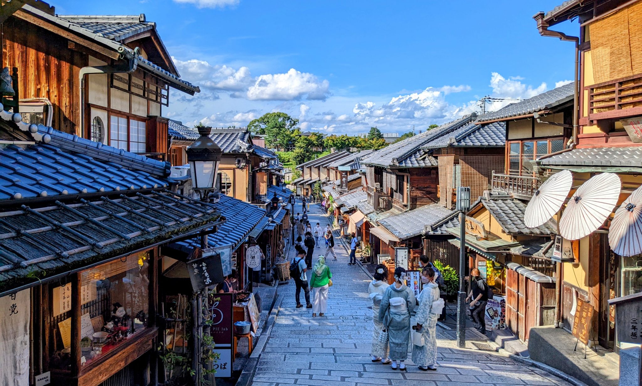 Tourism Is Back: Cheap Yen, Eased Border Controls, Fill Streets with ...