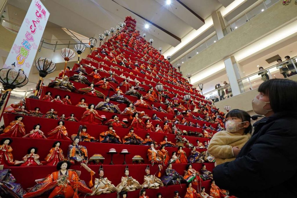 [Hidden Wonders of Japan] Colossal Hinamatsuri Pyramid Steals the Show ...
