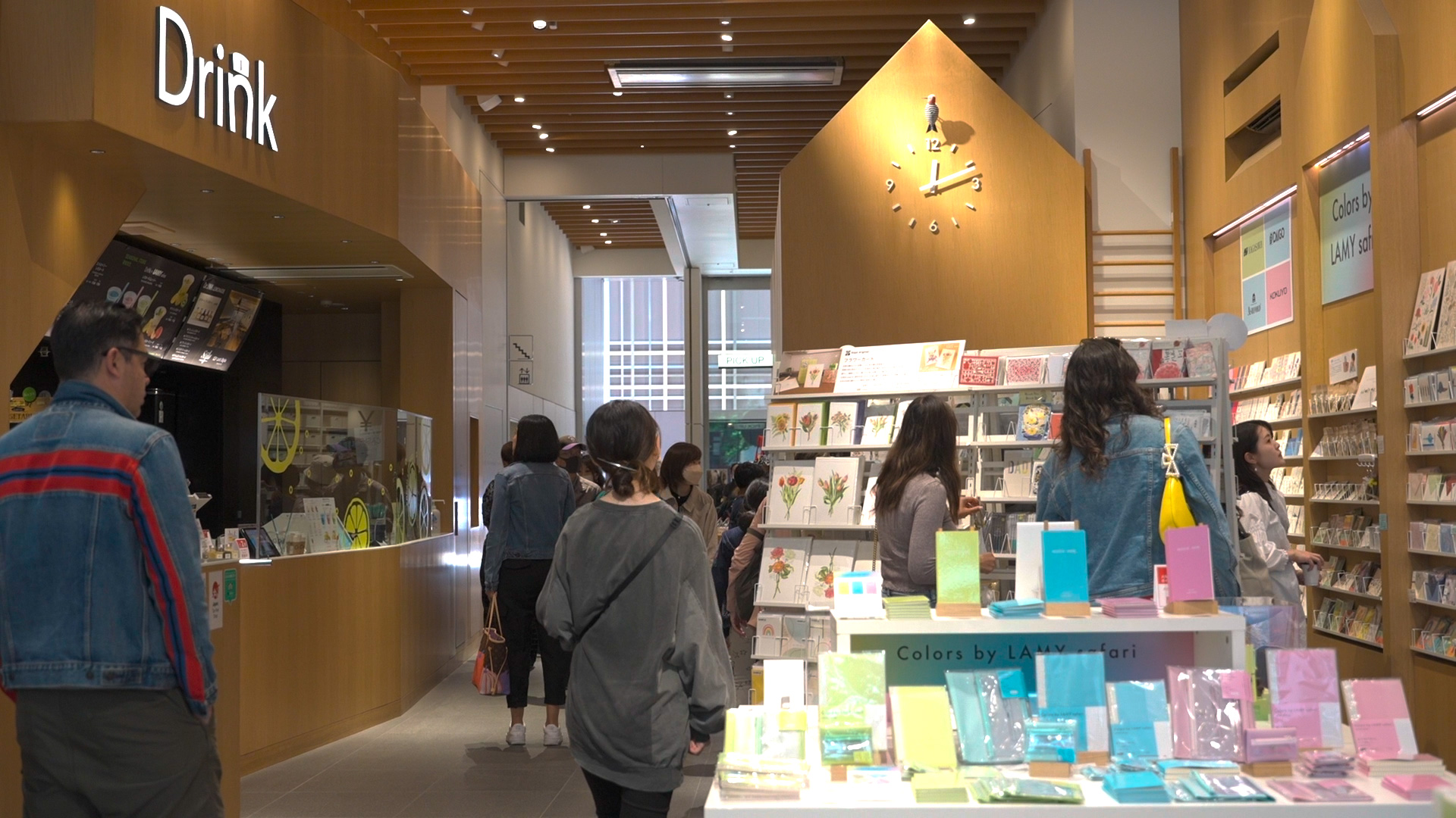 Tourists Flock to Ginza Itoya, the World Famous Stationary Shop | JAPAN Forward