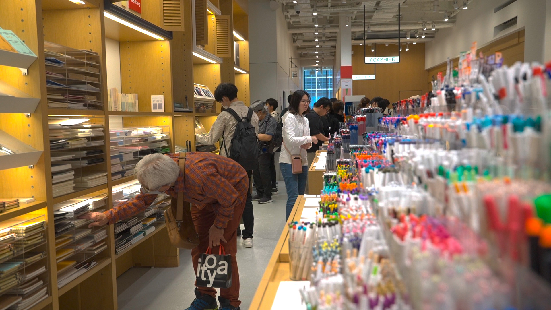 Tourists Flock to Ginza Itoya, the World Famous Stationary Shop | JAPAN ...
