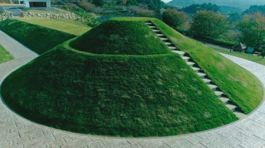 Keyhole-Shaped Burial Mound Strikes a Chord for Today's Families ...
