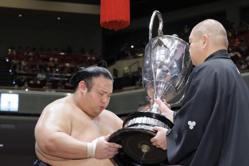 Takakeisho Beats Atamifuji in a Playoff to Win the Autumn Basho | JAPAN ...